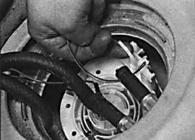 Fuel level sensor — removal and installation (Opel Vectra B 1995-2002 ...